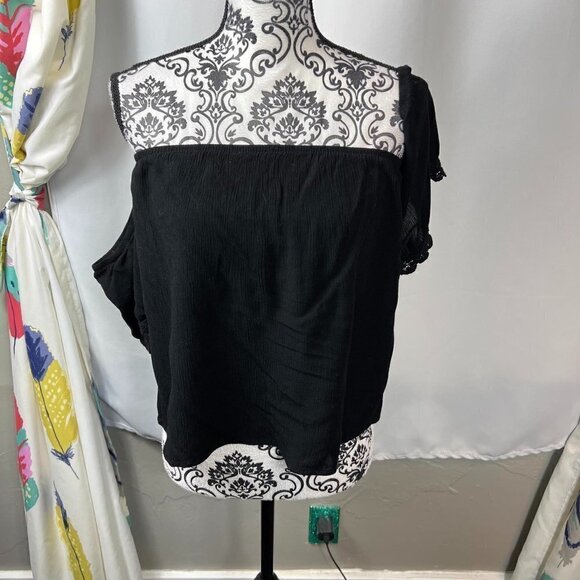 LUQ | Tops | Luq Black Cold Shoulder Lace Trim Flowy Top Boho Size ...